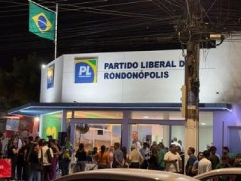 Homem invade sede do PL, furta bandeira do Brasil e totem de Bolsonaro ...
